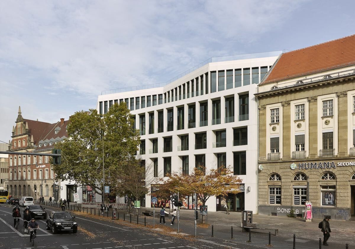 Schwarzer Ritter, weißer Ritter / Kaufhausumbau in Berlin von Max ...